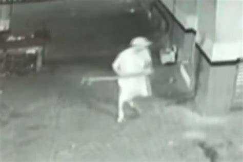 Vídeo homem ataca a pauladas e mata morador de rua que dormia em GO