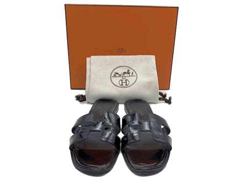 Claquettes Hermès Oran en cuir verni noir Cuir vernis ref 542193 Joli