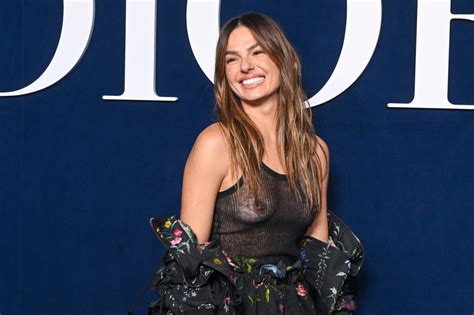 Foto Isis Valverde deixou seios à mostra em look fashionista Purepeople