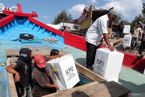 KIP Distribusi Logistik Pemilu Ke Pedalaman Aceh Timur Gunakan Sampan