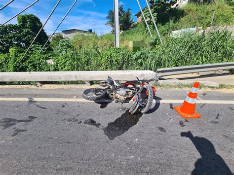 Motociclista bate em mureta cai de viaduto é atropelado por caminhão