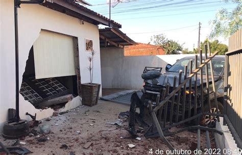 Caminhonete desgovernada bate em portão invade quintal de casa e