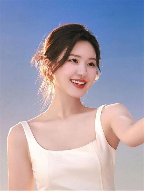 Triệu Lộ Tư vừa công khai hẹn hò Ngô Lỗi lộ ảnh ôm ấp tình tứ liền có