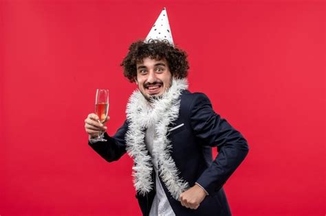 Vista frontal del varón joven celebrando otro año en la navidad humana