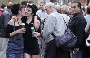 Mariage Pour Tous En Images Le Baiser De Marseille Symbole De