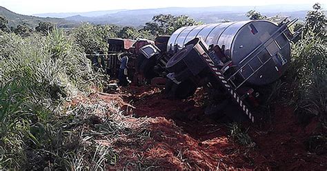 G1 Caminhão tomba e mulher fica presa embaixo do veículo por 2 horas
