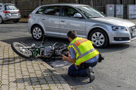 Rentnerin nimmt in Rodewisch Moped Fahrer Vorfahrt 15 Jähriger