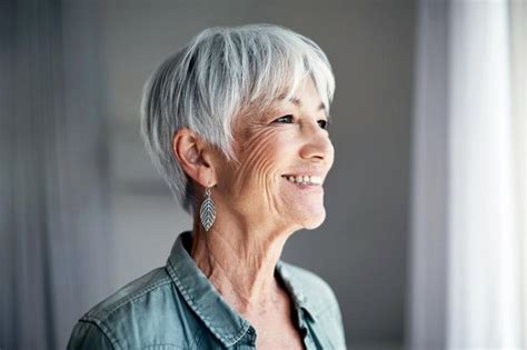 Coupe pour cheveux fins et clairsemés femme 60 ans laquelle pour vous