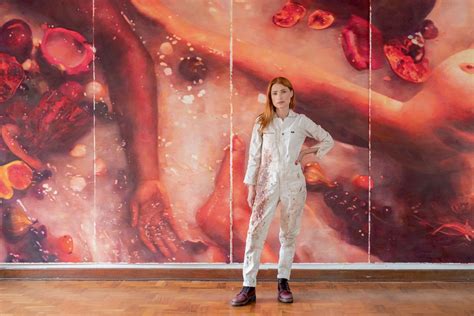 Regina Parra explora a liberdade do corpo feminino em exposição ópera