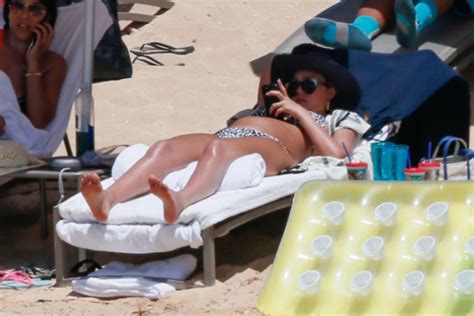 Jessica Alba de biquíni na praia Tomates Podres
