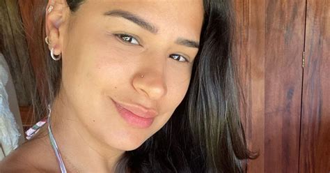 Simone Gr Vida Posa De Biqu Ni E Exibe Barriga Em Foto Em De