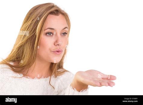 Junge Blonde Frau Bläst Einen Kuss Fotos Und Bildmaterial In Hoher Auflösung Alamy