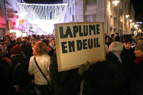 Charlie Hebdo Angoul Me Continue Se Recueillir