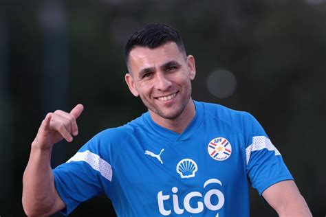 Vasco busca a contratação do zagueiro Junior Alonso