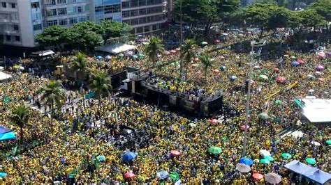 Em defesa da democracia Bolsonaro realiza ato em Copacabana e reúne