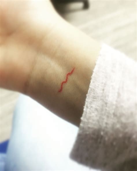 Este tatuaje es mío es el hilo rojo del destino Leaf Tattoos