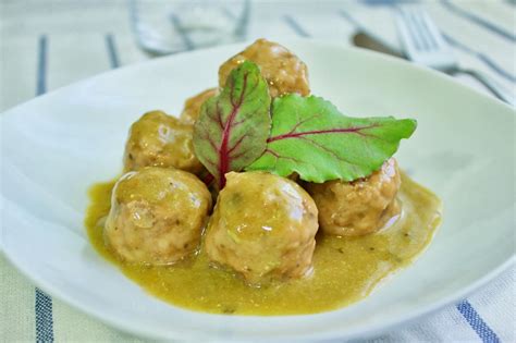 ALBONDIGAS DE POLLO CON SALSA LIGERA DE ESPINACAS Y QUESO