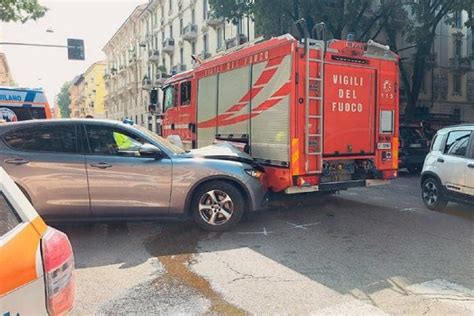 Milano Incidente Per L Auto Di Scorta Di Ignazio La Russa Si Schianta