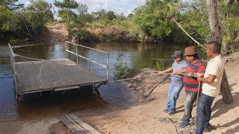 Moradores esperam construção de ponte há cinco anos e improvisam balsa