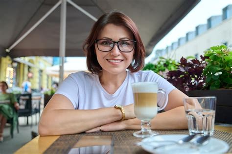 Retrato de mujer de mediana edad sonriente mirando a la cámara Foto