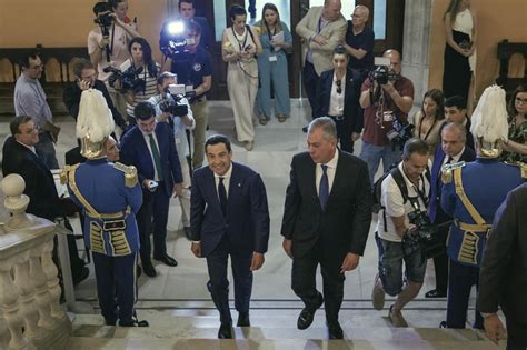José Luis Sanz asume la Alcaldía de Sevilla para despertar a un