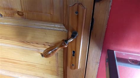 Comment ouvrir une porte de chambre bloquée avec une serrure cassée