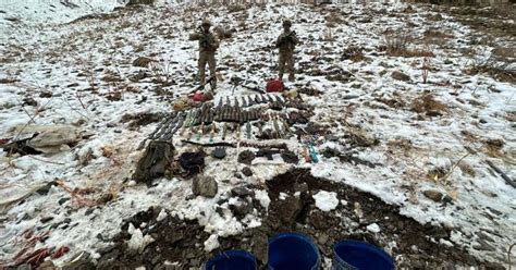 Hakkari de teröristlere ait silah mühimmat ve patlayıcı ele geçirildi