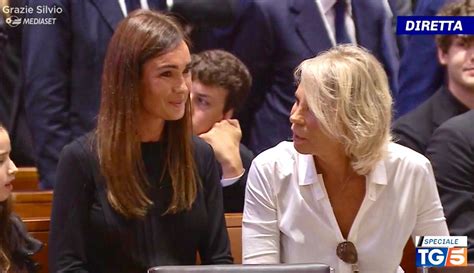 Maria De Filippi ecco perché era vestita di bianco al funerale di