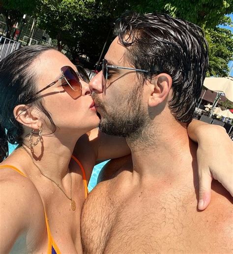 Ex BBB Kamilla Salgado curte férias Elieser e mostra o barrigão de