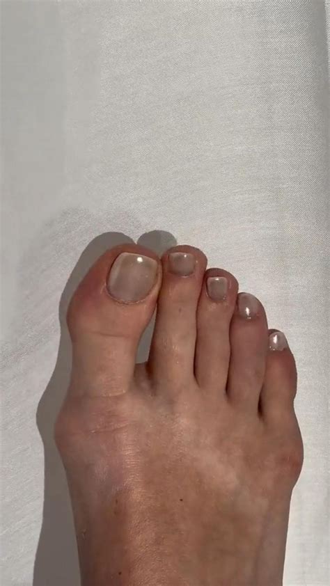 Hailey Bieber Glazed Donut Toe Pedicure Look In Sparkly Nails