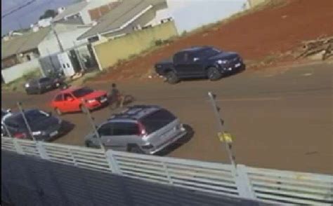 Câmera registra momento em que criança é atropelada por carro em