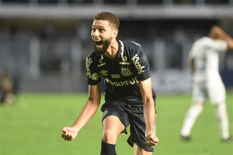 Zagueiro é registrado e confirmado como novo reforço do Vitória BAHIA