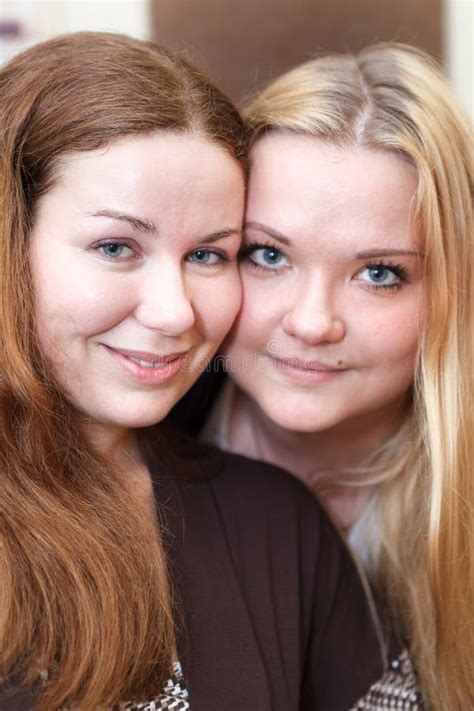 Verticale Joyeuse De Deux Jeunes Femmes Image Stock Image Du Beau