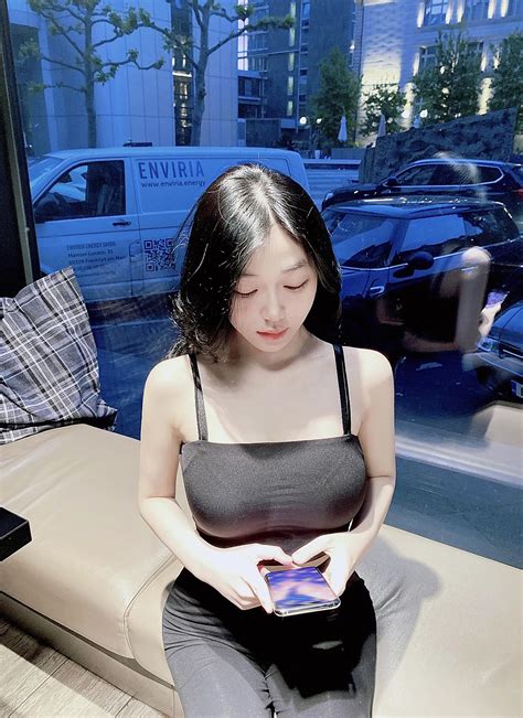 Vỏ bọc hoàn hảo trên MXH của hot girl Trần Hà Linh trước khi bị bạn