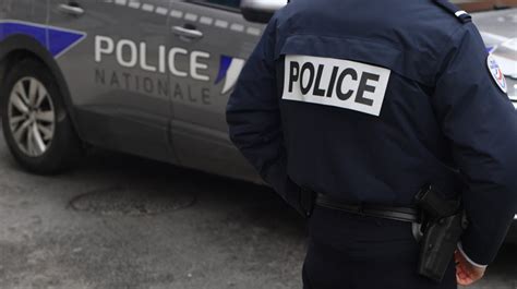 Cantal Un Millier De Manifestants En Soutien D Une Femme Seins Nus