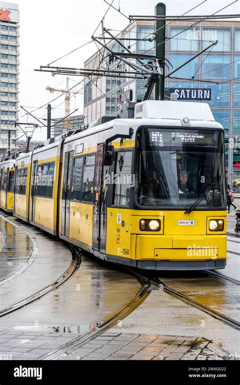 Straßenbahn der BVG auf dem Alexanderplatz Linie M4 S Bahnhof