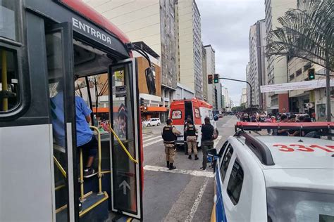 Pedestre é atropelada por ônibus na Av Rio Branco
