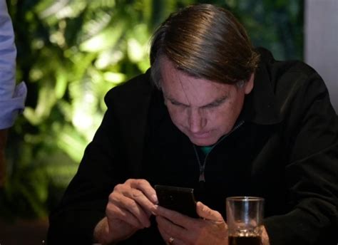 Bolsonaro reclama de fake news sobre mudança de sexo FOLHAMAX