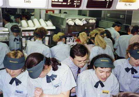 30 lat temu powstał pierwszy McDonald s w Polsce Na otwarcie przyszły