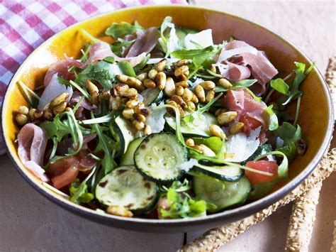 Gemischter grüner Salat mit Zucchini Pinienkernen und Rohschinken