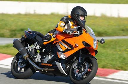 Motorrad Vergleich Hyosung GT 650iR Sport 2009 Vs KTM 690 SMC R 2020