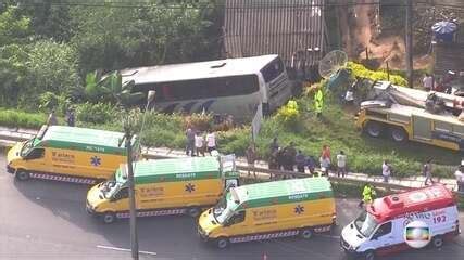 Ônibus cai em ribanceira após colidir caminhão e deixa mais de 20
