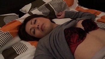 桐岡さつき四十路の色っぽい美魔女ママが酔っ払って帰宅してそのままベッドで寝だして我慢できずに襲って禁断の母子相姦パコしちゃった