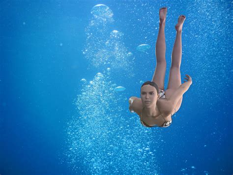 Spielerische Blondine Schwimmt Nackt Im Olympischen Pool Telegraph