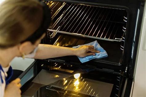Mettez un bol au four lastuce méconnue pour le nettoyer efficacement