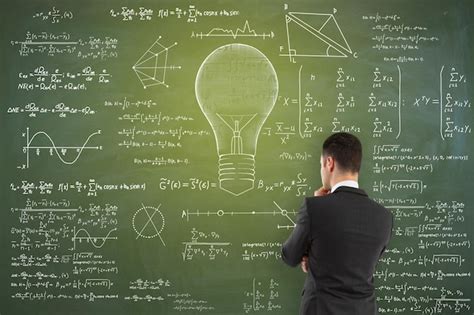 Atractivo joven empresario europeo pensativo con boceto de lámpara