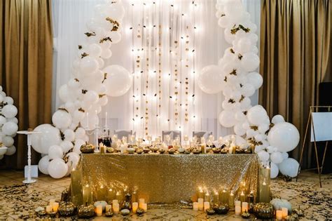 Ajuste De La Mesa Para La Boda Arco Decorado Para La Ceremonia De La