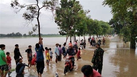 Banjir Di Kabupaten Majalengka Jalan Penghubung Desa Terendam