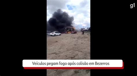 VÍDEO caminhão tanque bate em caminhão baú e pega fogo em Bezerros