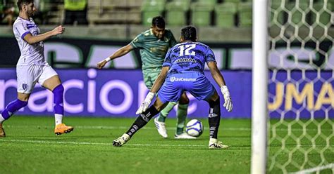América MG vence o Paysandu e cola no G4